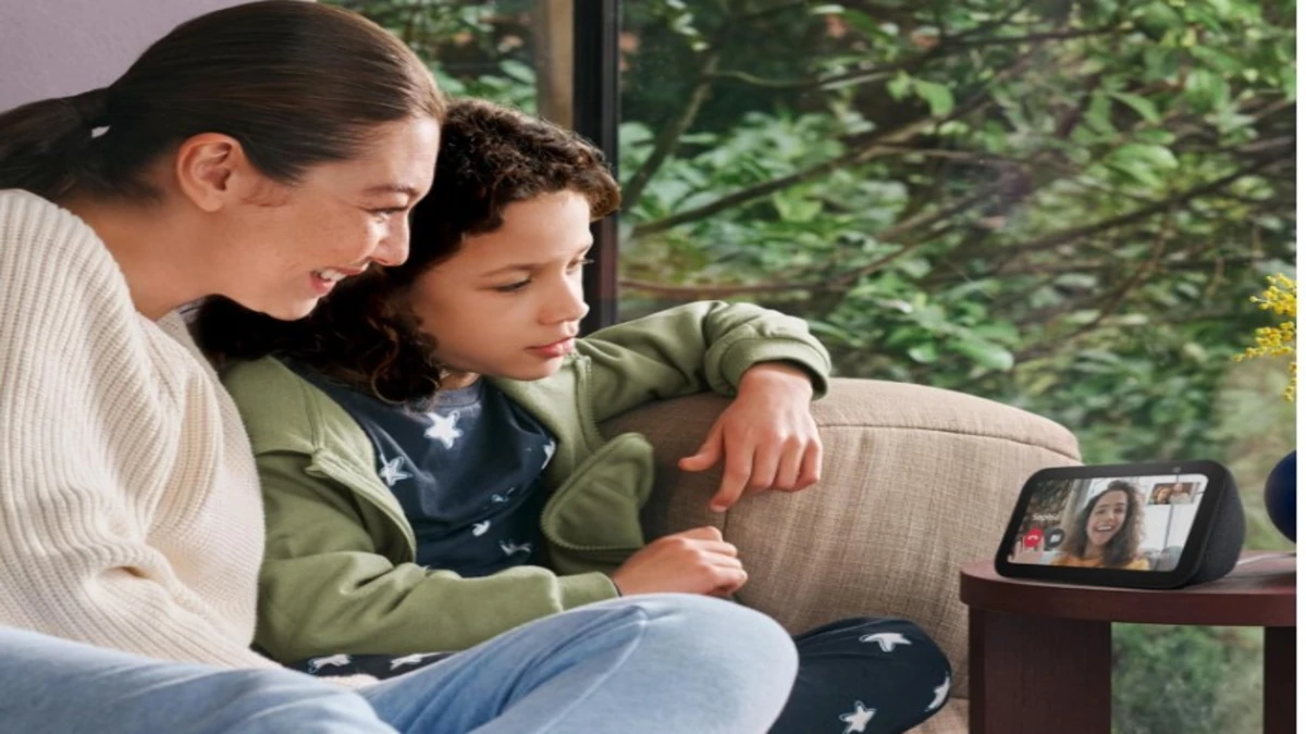 Review of amazon echo show 5: Small Device, Big Smart Home Power